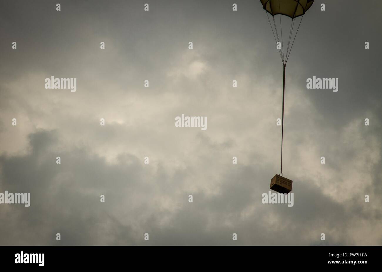 Soldier using hand signals hi-res stock photography and images - Alamy