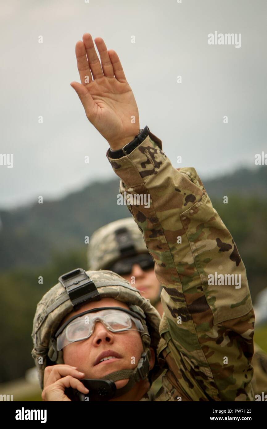Soldier using hand signals hi-res stock photography and images - Alamy