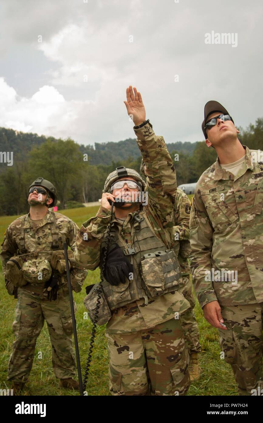 Soldier using hand signals hi-res stock photography and images - Alamy