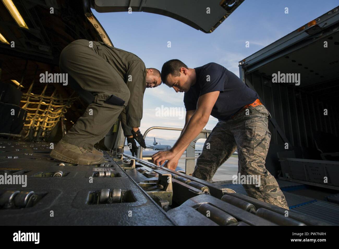 Night aerial refueling hi-res stock photography and images - Alamy