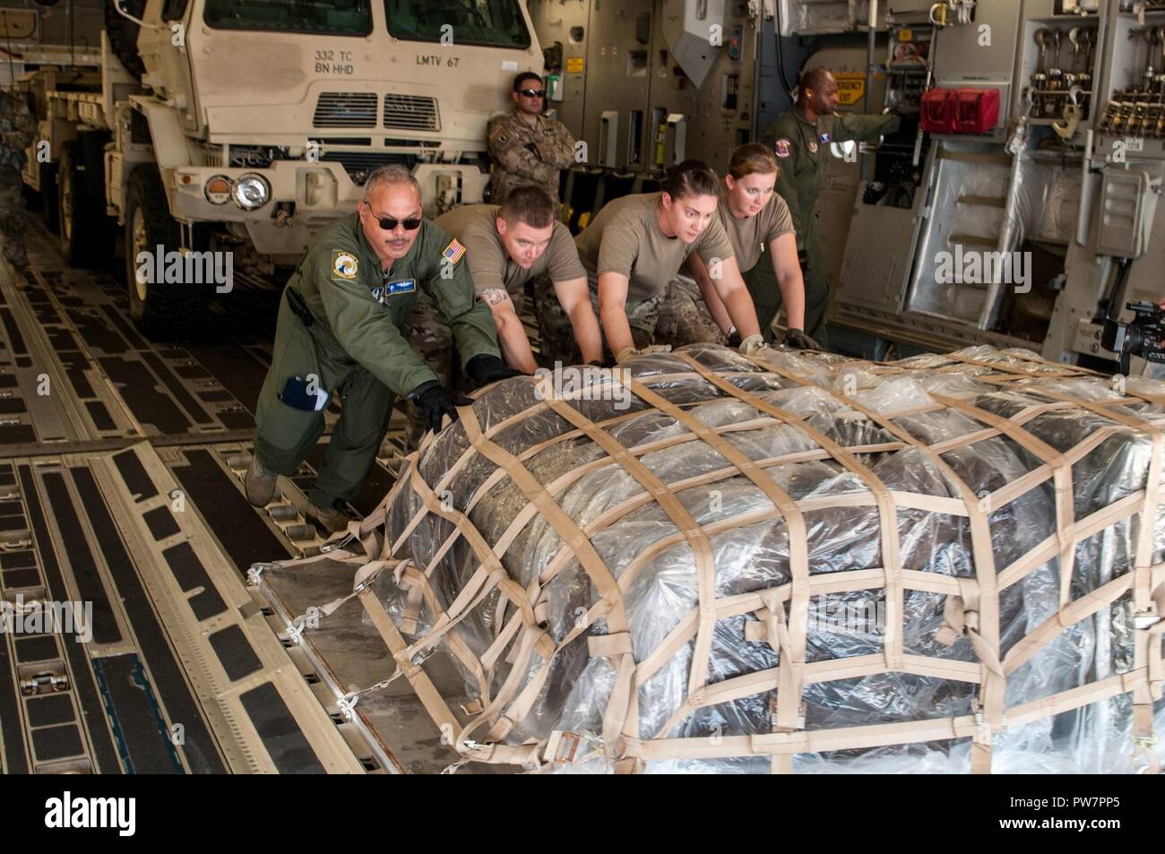 Airmen soldiers push cargo pallet hi-res stock photography and images ...