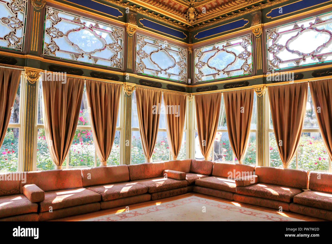 The Topkapı Palace, is a large and fantastic museum in Istanbul, Turkey ...