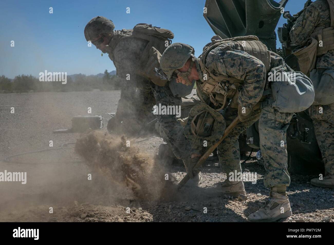 U.S. Marines with Echo Battery, 2nd Battalion, 11th Marine Regiment ...