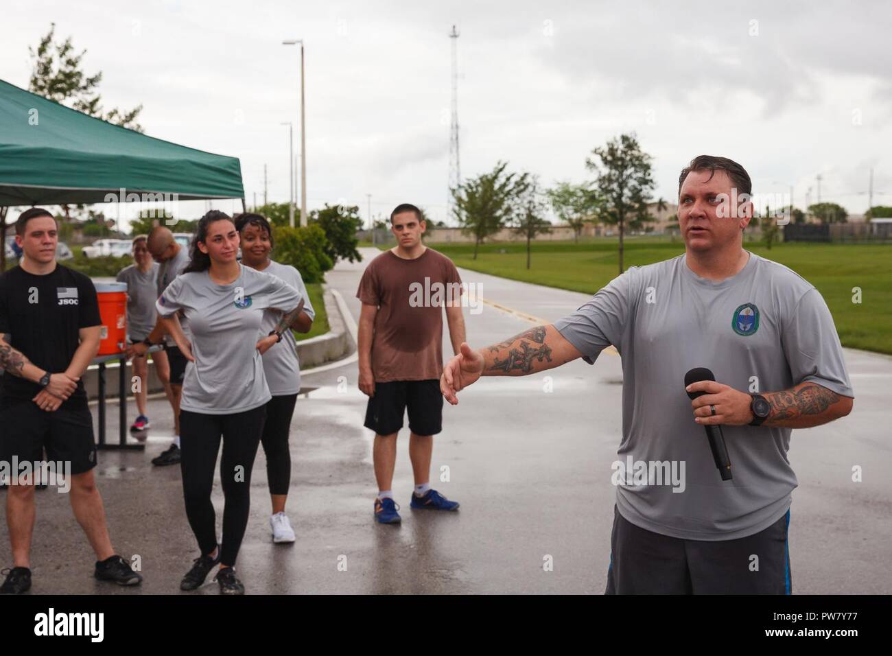 U.S. Army Sgt. 1st Class Gene Hansen congratulates runners for ...
