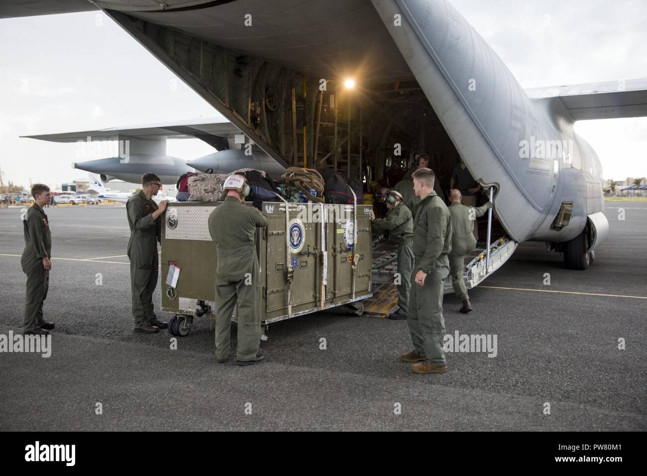 U.S. Marines with Marine Helicopter Squadron One (HMX-1) unload a KC ...