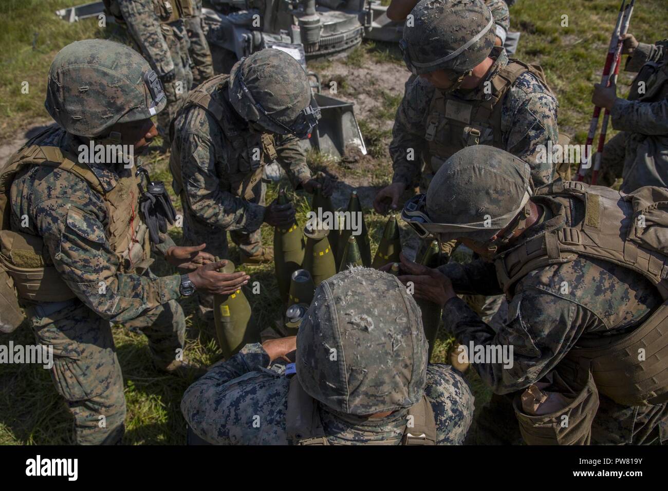 Marines prepare artillery rounds for firing during a Marine Corps ...