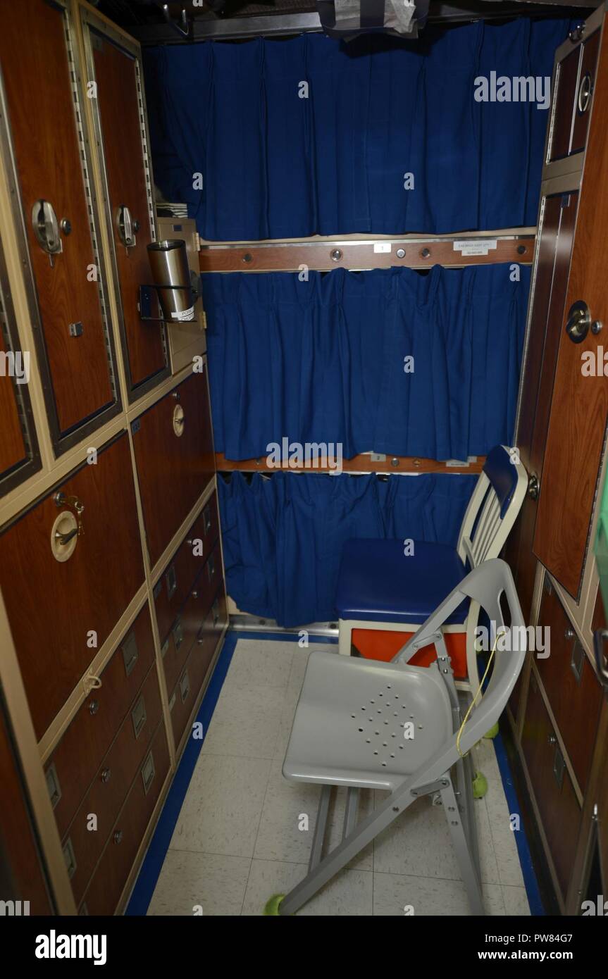 Submarine berthing hi-res stock photography and images - Alamy