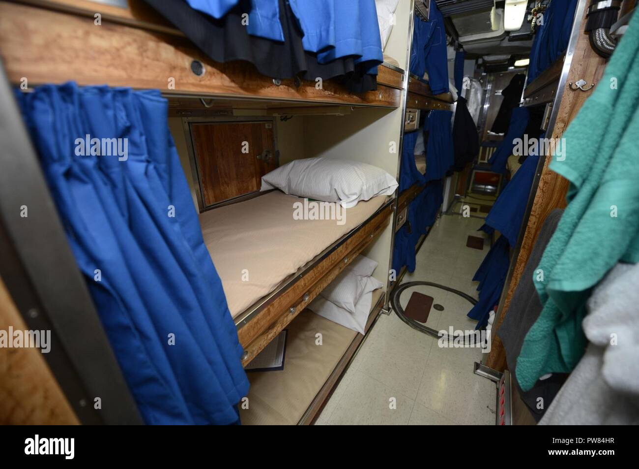 Submarine berthing hi-res stock photography and images - Alamy