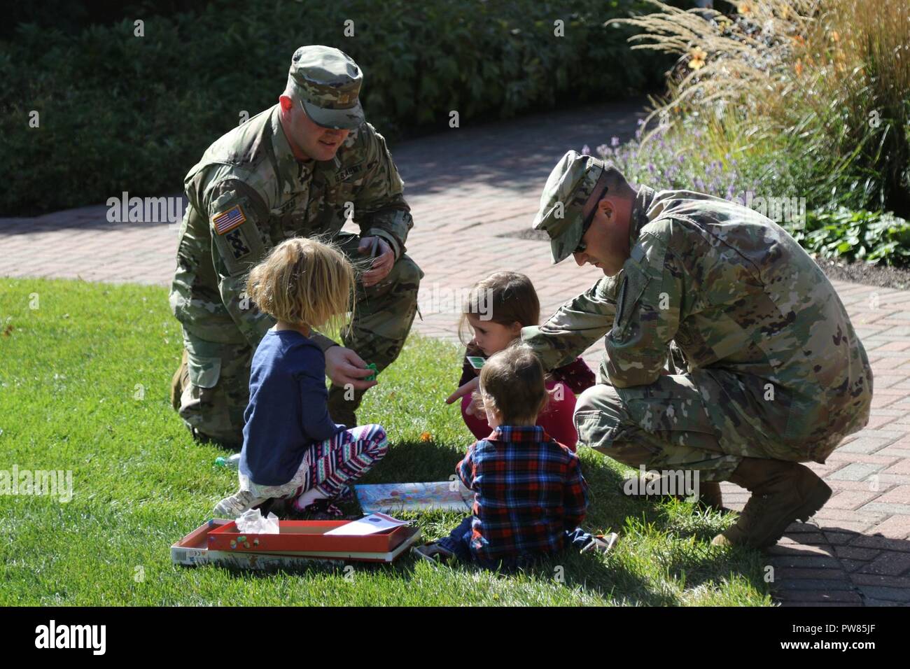 Military soldier children salute hi-res stock photography and images ...