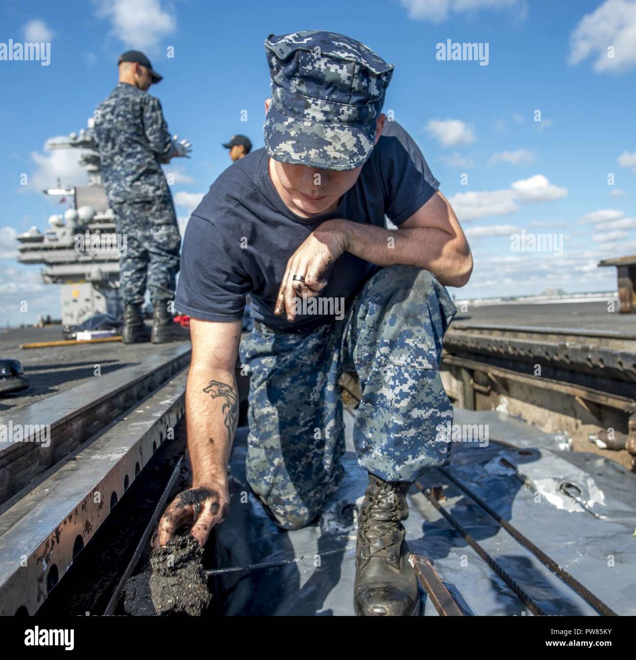 NORFOLK, Va (Oct. 2, 2017) Aviation Boatswain's Mate (Equipment ...