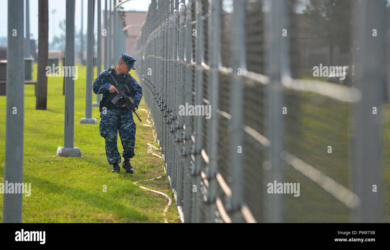 Flightline fence hi-res stock photography and images - Alamy