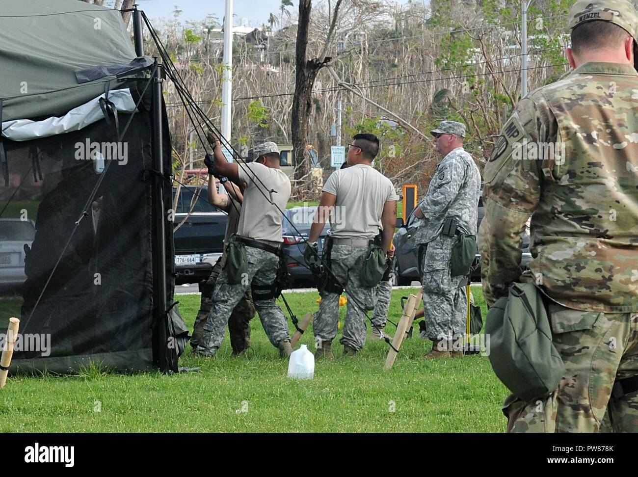 National guard help disaster relief hi-res stock photography and images ...