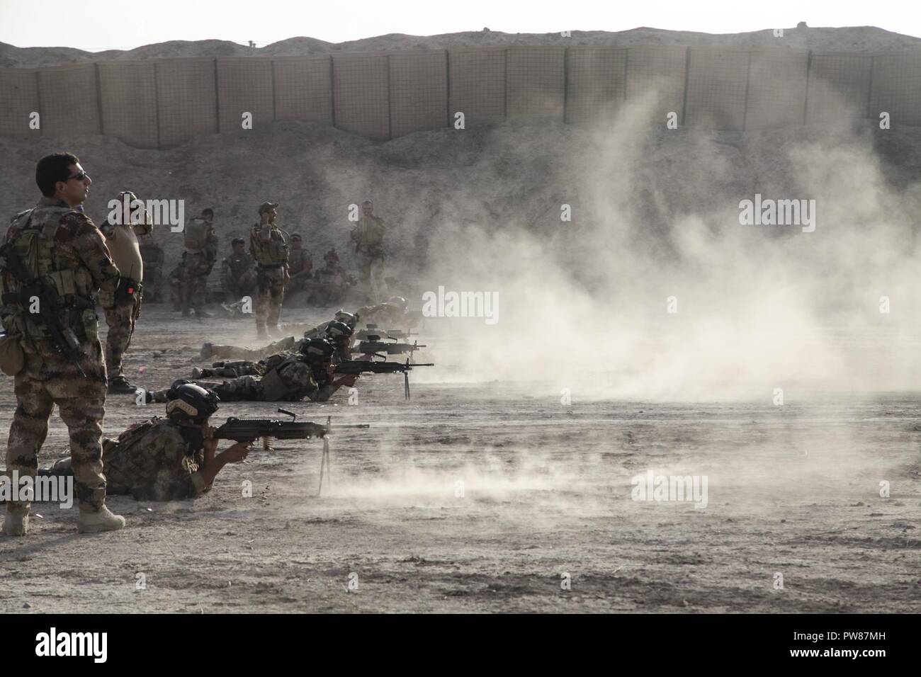 Iraqi Special Operations Forces conduct shooting drills with the 249 ...