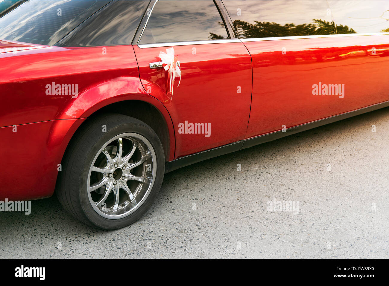 Back of wedding couple in car hi-res stock photography and images - Alamy