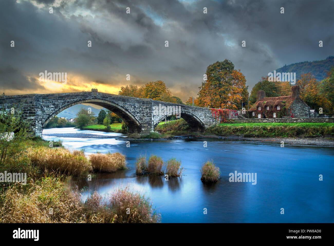 Sunrise on the River Conwy and the Llanrwst Bridge, Snowdonia Stock ...