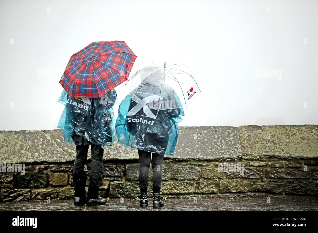 Tourists visiting Edinburgh Castle in the rain Stock Photo - Alamy