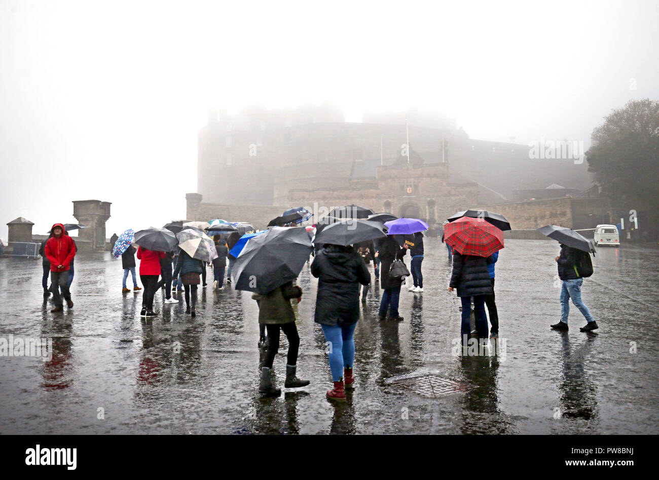 Tourists visiting Edinburgh Castle in the rain Stock Photo - Alamy