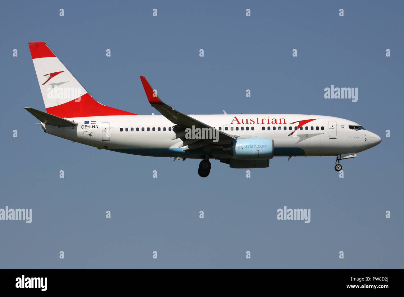 Austrian Airlines Boeing 737-700 with registration OE-LNN on short ...