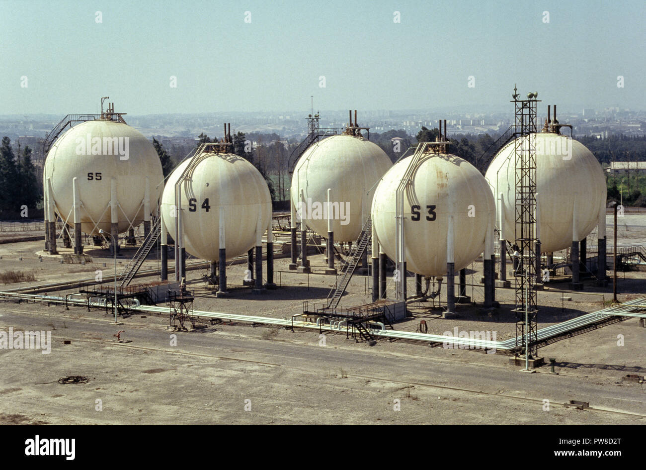 Lng liquefaction train hi-res stock photography and images - Alamy