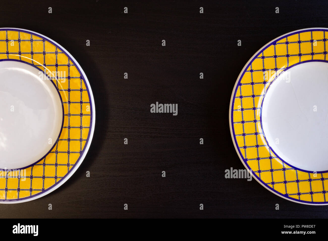 Two black empty plates hi-res stock photography and images - Alamy
