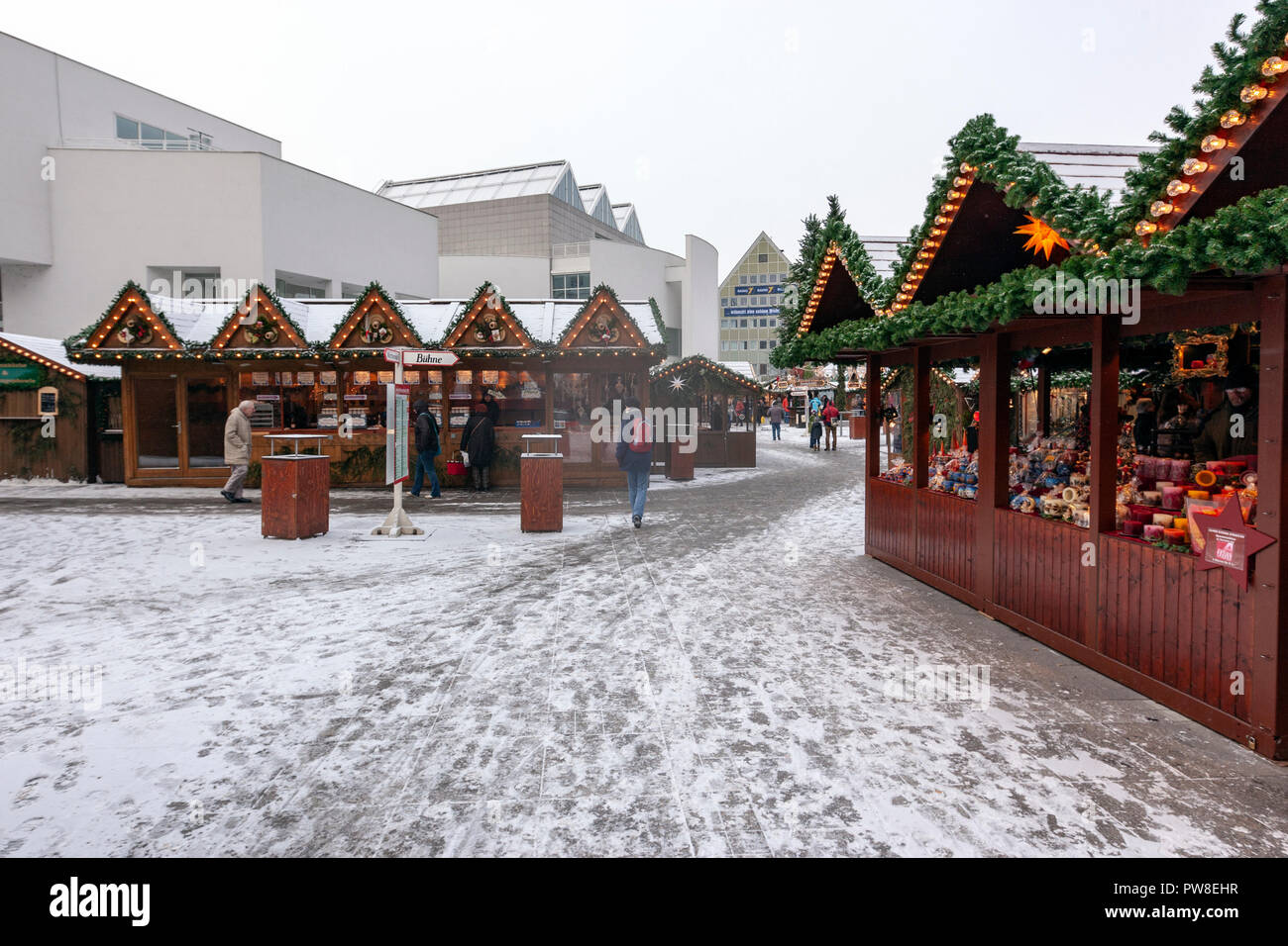 Traditional German Christmas Market on the Münsterplatz square, Ulm ...