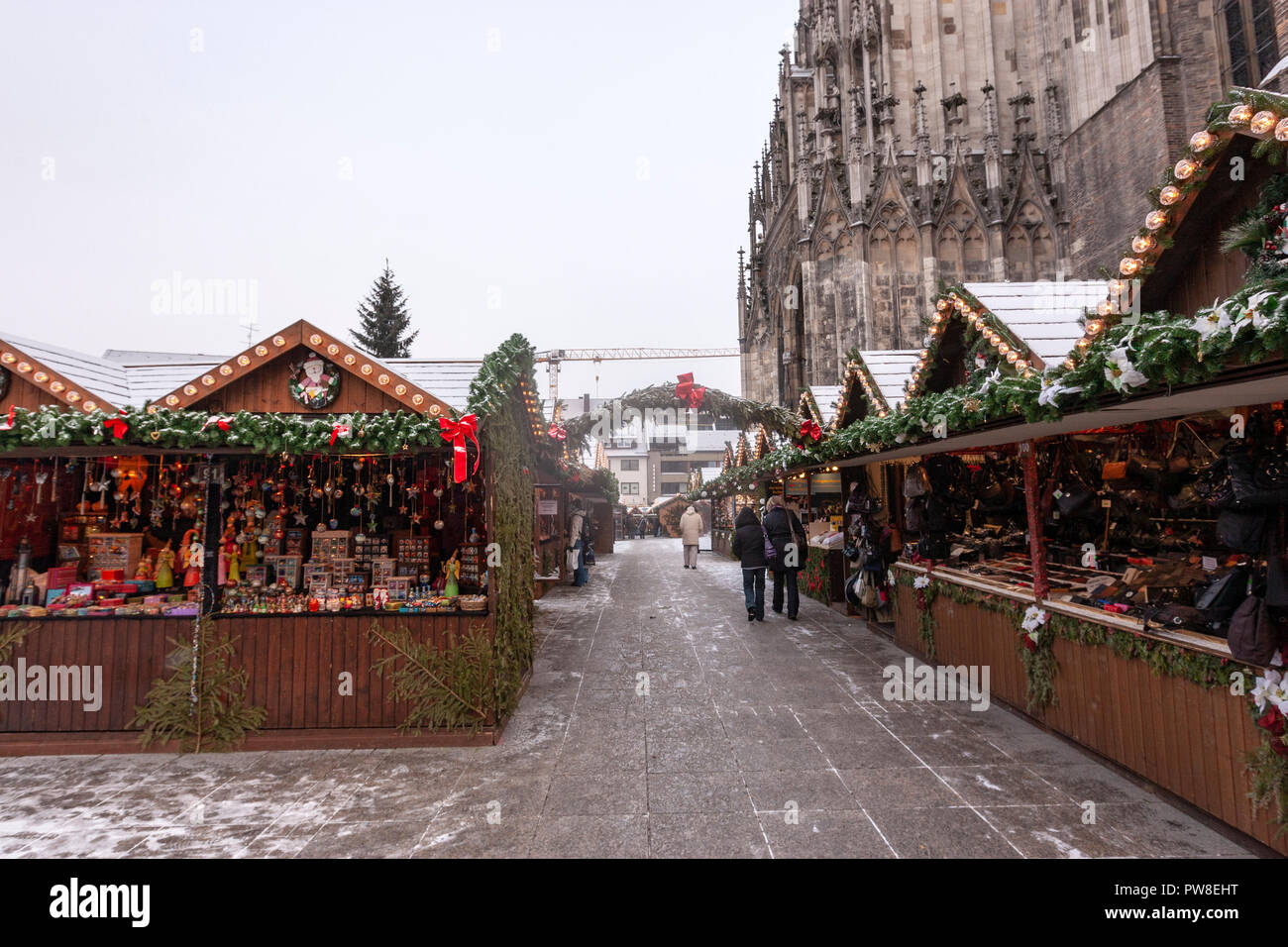 Traditional German Christmas Market on the Münsterplatz square, Ulm ...