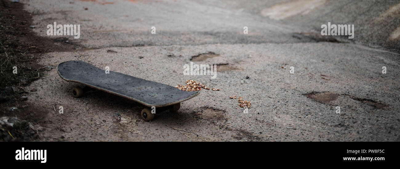 A skateboard on the ground at a skatepark Stock Photo - Alamy