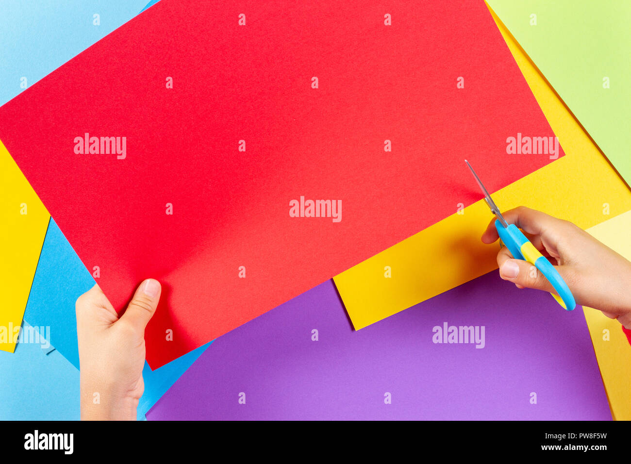Kids cutting paper hi-res stock photography and images - Alamy