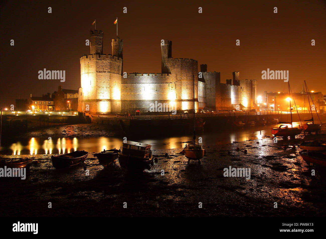 Castles at night hi-res stock photography and images - Alamy
