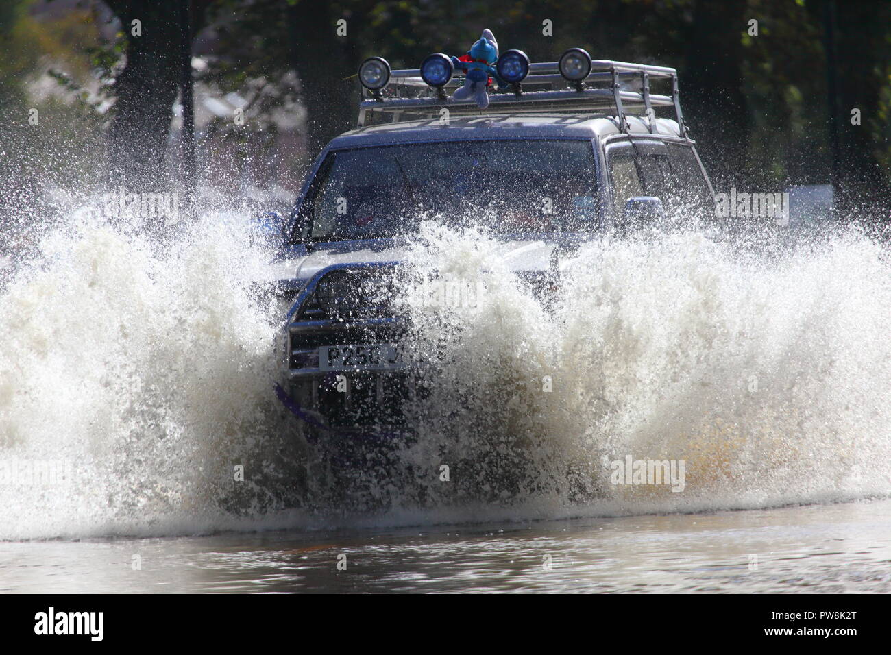 Cars driving in floods hi-res stock photography and images - Alamy