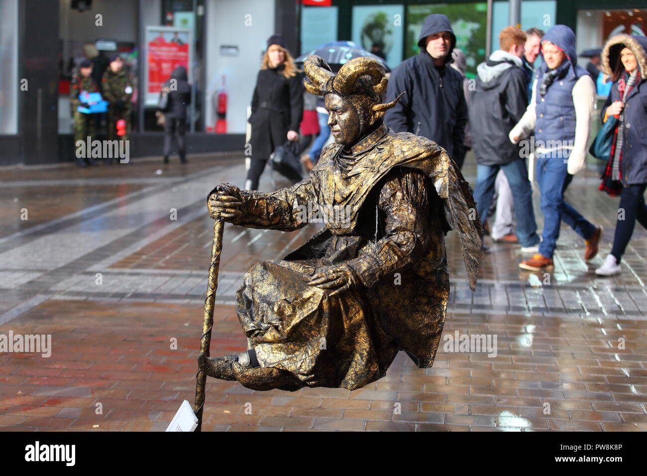 A living statue busker appears to be levitating on Briggate in Leeds ...