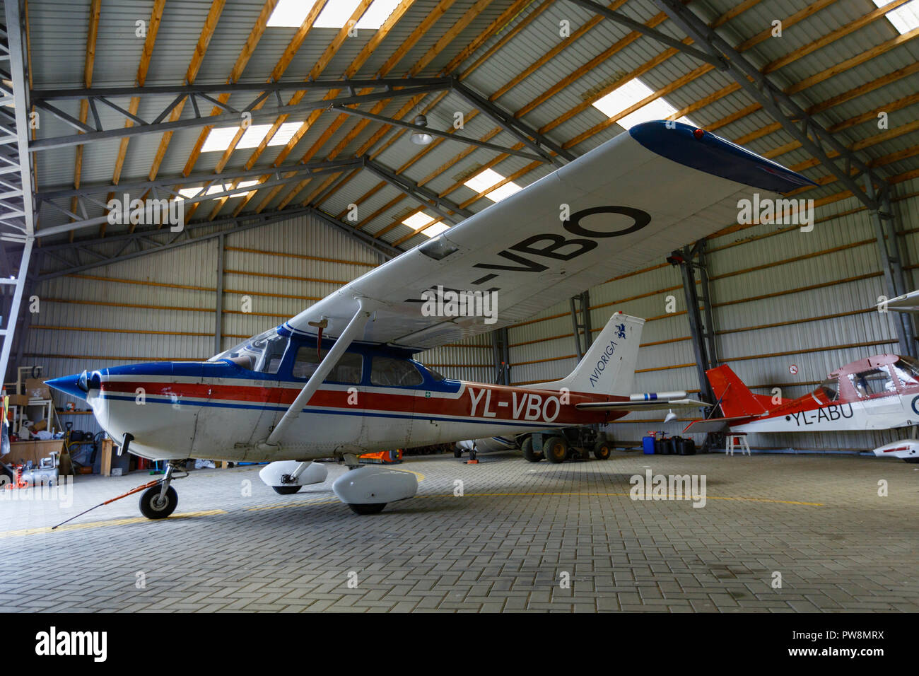 Airplane shed hi-res stock photography and images - Alamy