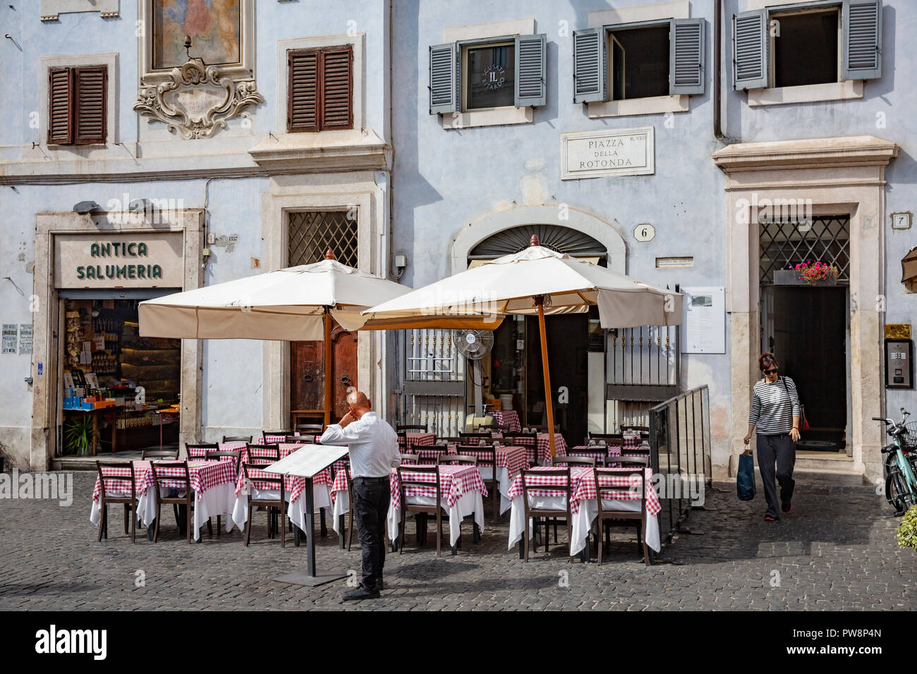 Italian waiters italy restaurant hi-res stock photography and images ...