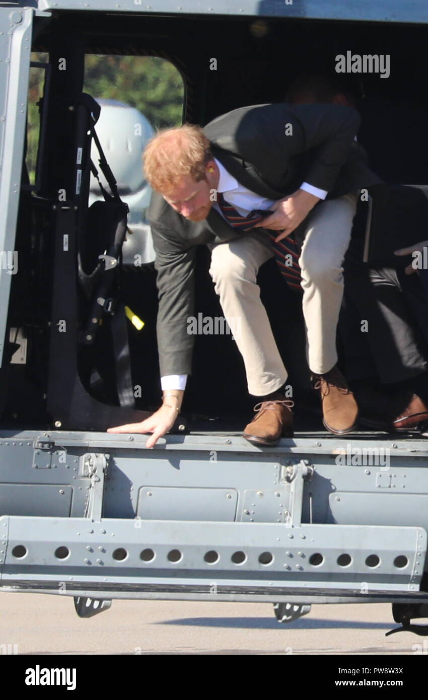 Prince Harry arrives by helicopter at Commando Training Centre Royal ...