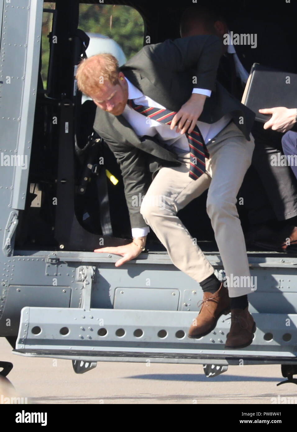 Prince Harry arrives by helicopter at Commando Training Centre Royal ...