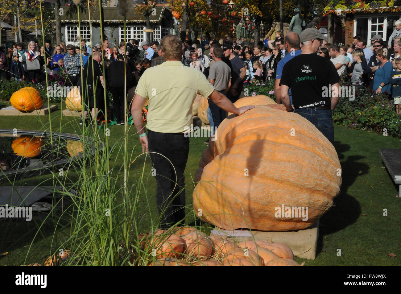Copenhagen/Denmark 13.October 2018.. Halloween season in Tivoli gadren ...