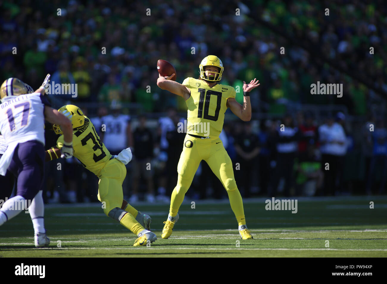 Eugene, OR, USA. 13th Oct, 2018. Oregon Ducks quarterback Justin Herber ...