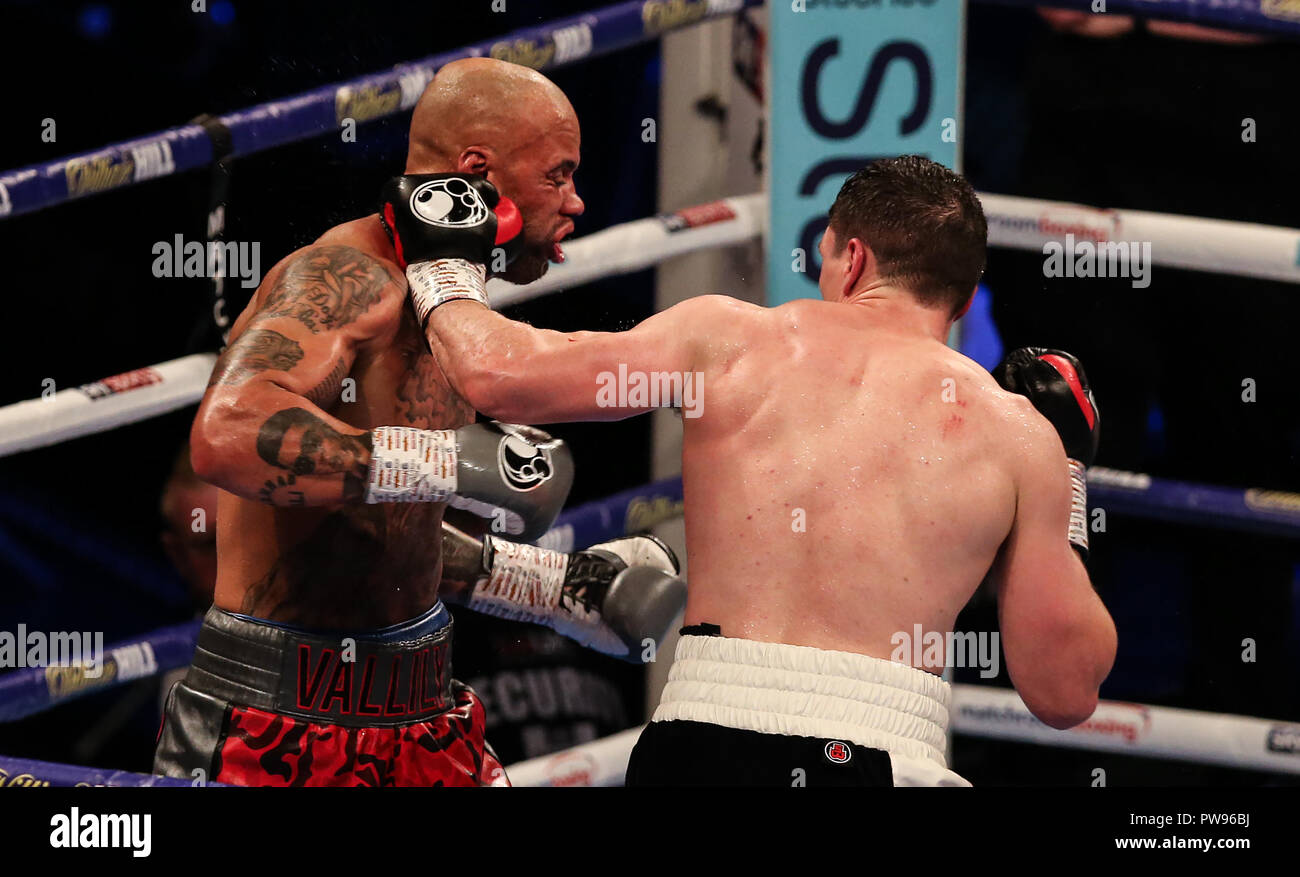 Lands a punch hi-res stock photography and images - Alamy