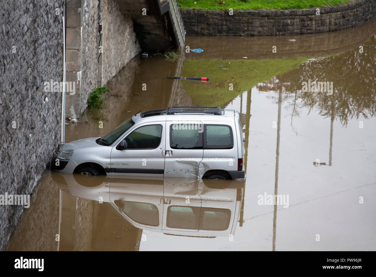 River Towy, Carmarthen, Wales, UK. Sunday 14 October 2018. The river ...