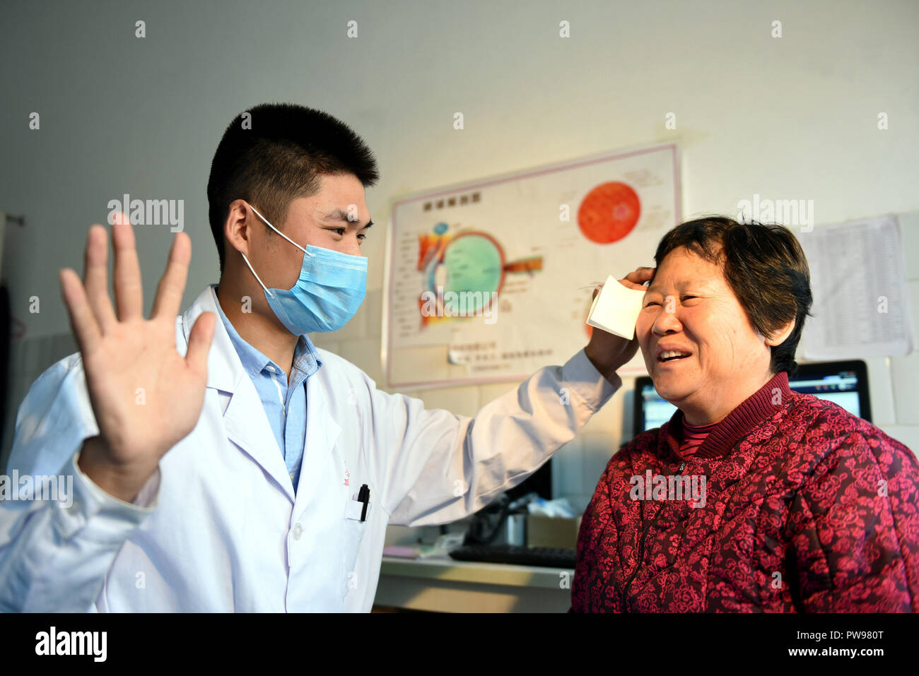 Eye patch doctors hi-res stock photography and images - Alamy
