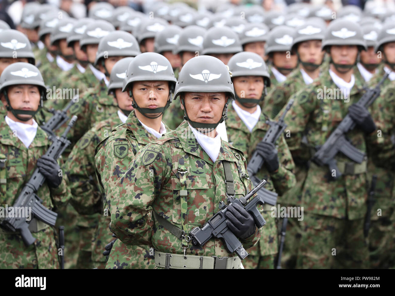 Asaka, Japan. 14th Oct, 2018. Members of the airborne troops attend the ...