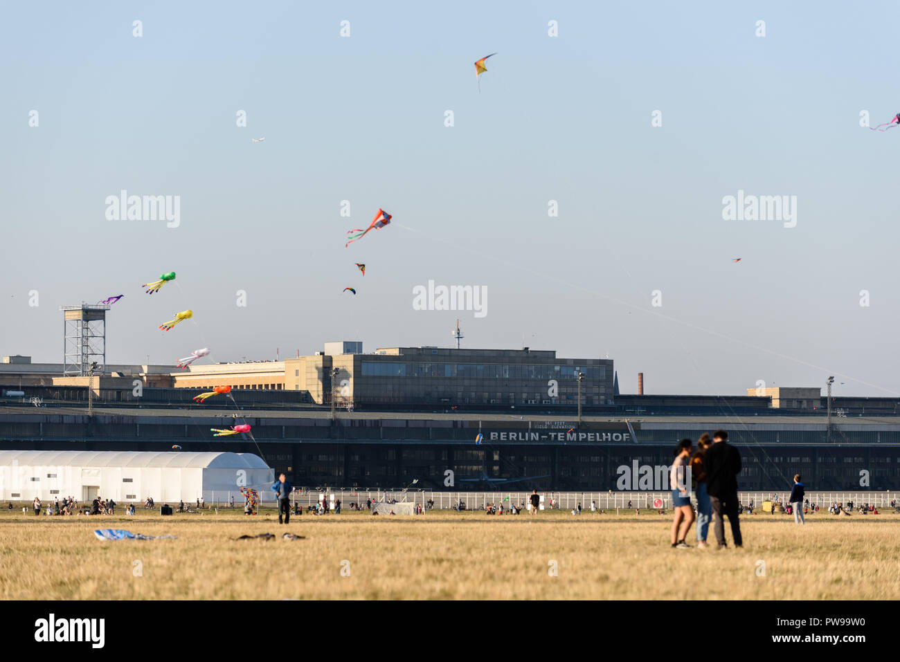 Berlin, Germany. 14th Oct, 2018. Visitors are seen on the Tempelhof ...