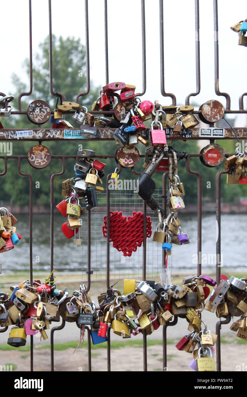 Broken heart symbol love lock hi-res stock photography and images - Alamy