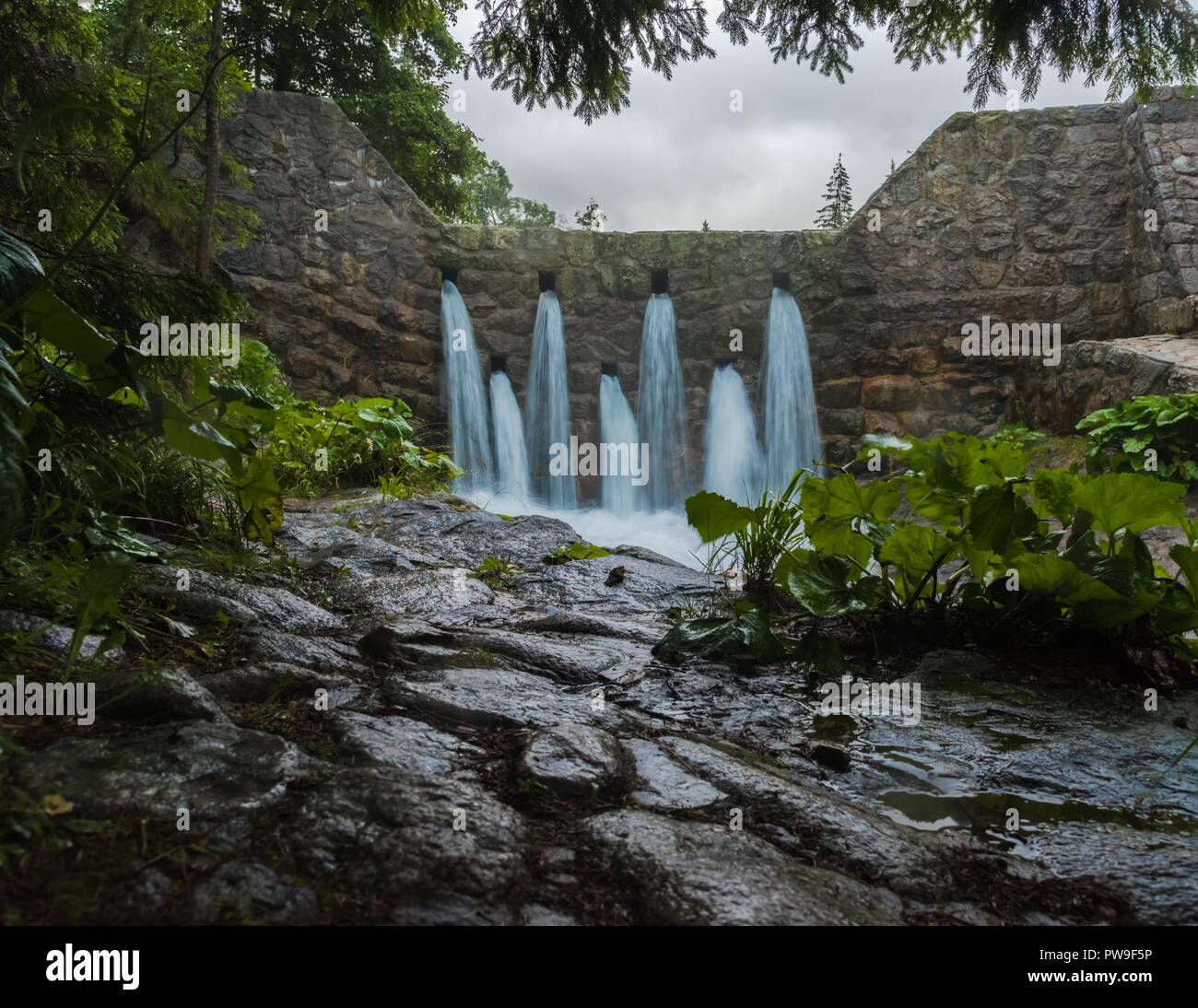 Water flowing down dam hi-res stock photography and images - Alamy
