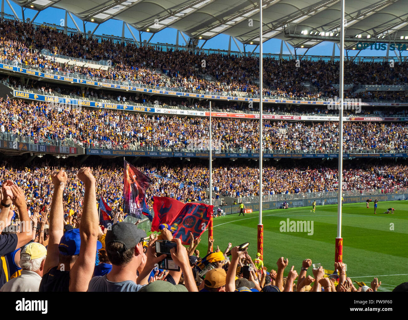 Cheering fans hi-res stock photography and images - Alamy