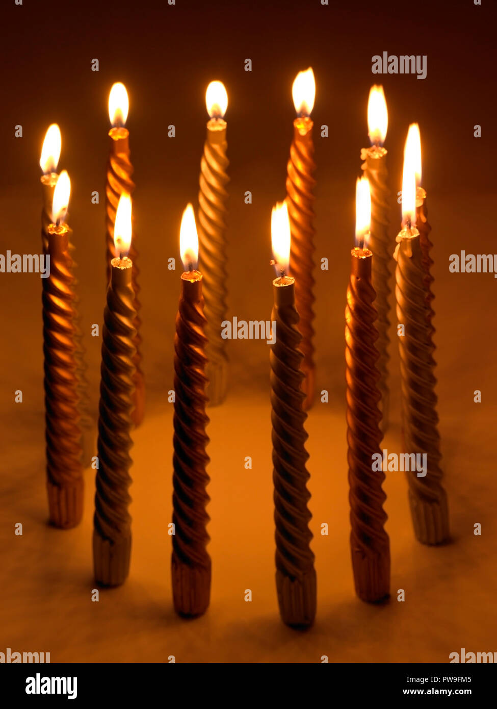 Candles in a circle hi-res stock photography and images - Alamy