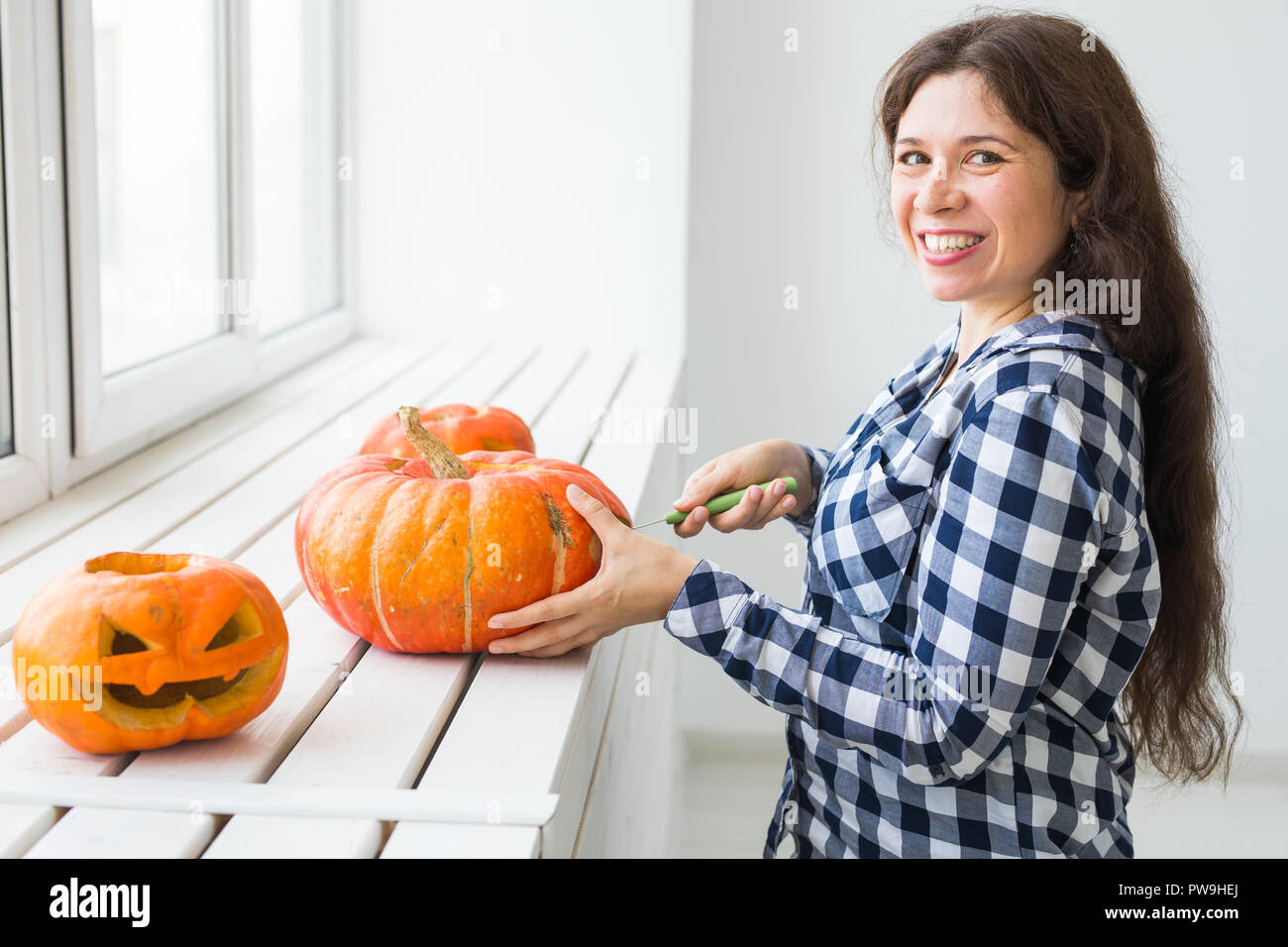 Hollowing out a pumpkin to prepare halloween lantern Stock Photo - Alamy