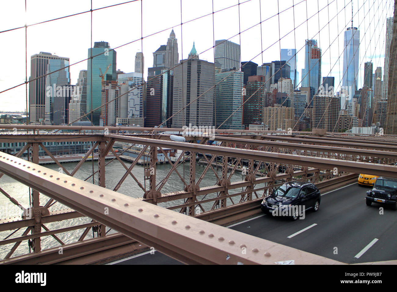 Traffic crossing Brooklyn Bridge New York City Stock Photo - Alamy