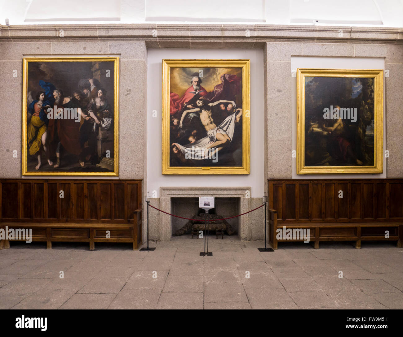 Sala de la Trinidad del Monasterio de San Lorenzo de El Escorial con el cuadro "La Santísima ...