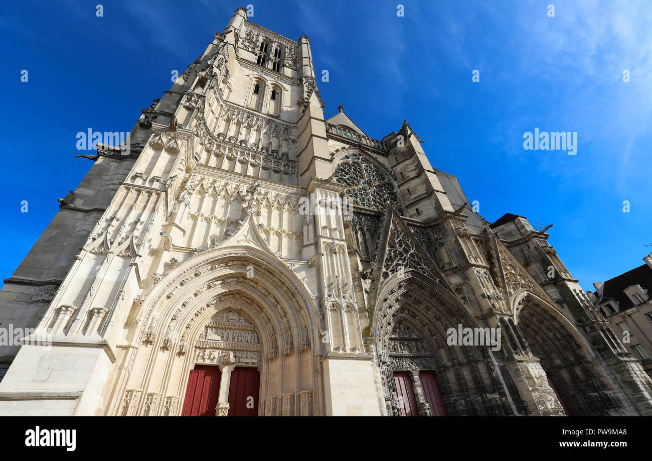 Monuments romanesque construction hi-res stock photography and images ...